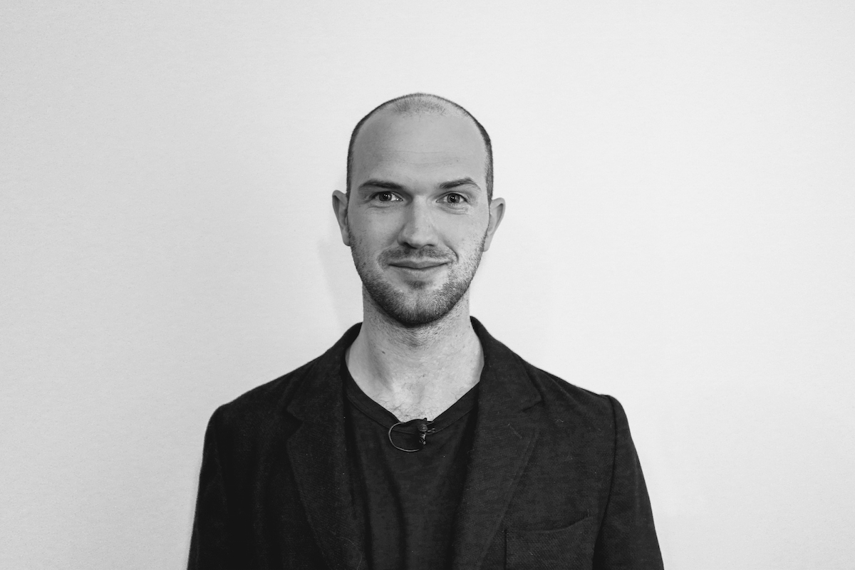 En el sillón rojo con Tim Noakes, director editorial de Dazed ...